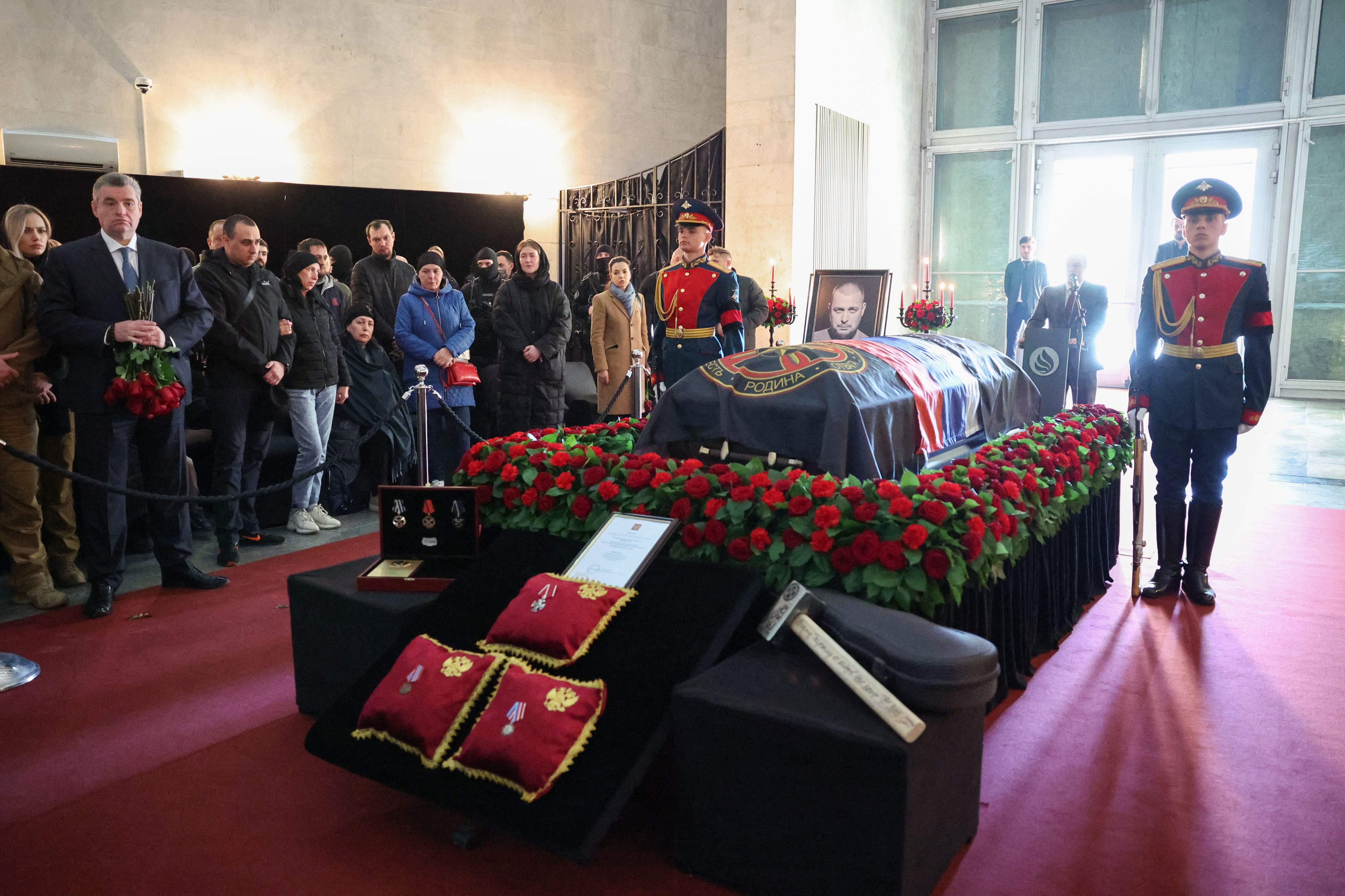 Russia, folla ai funerali del blogger nazionalista Tatarsky. FOTO | Sky ...