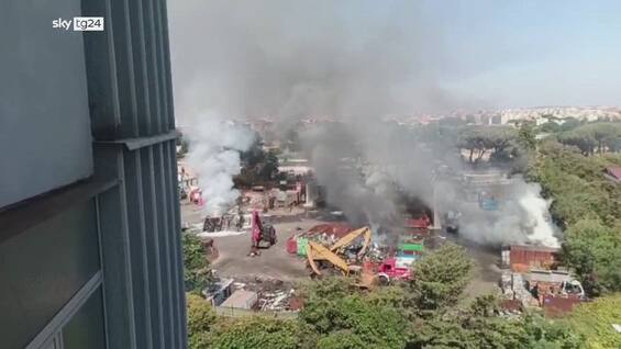 Roma, fumo e fiamme dopo esplosione distributore benzina | Video Sky TG24