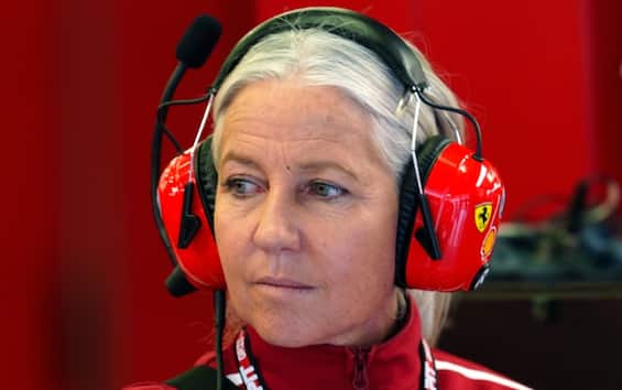 Hamilton, Angela Cullen al suo fianco nel box Ferrari durante i test F1 ...