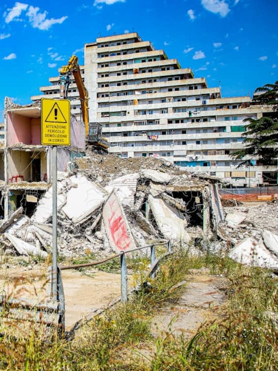 Completato lo sgombero delle ultime famiglie delle Vele a Scampia | Sky ...