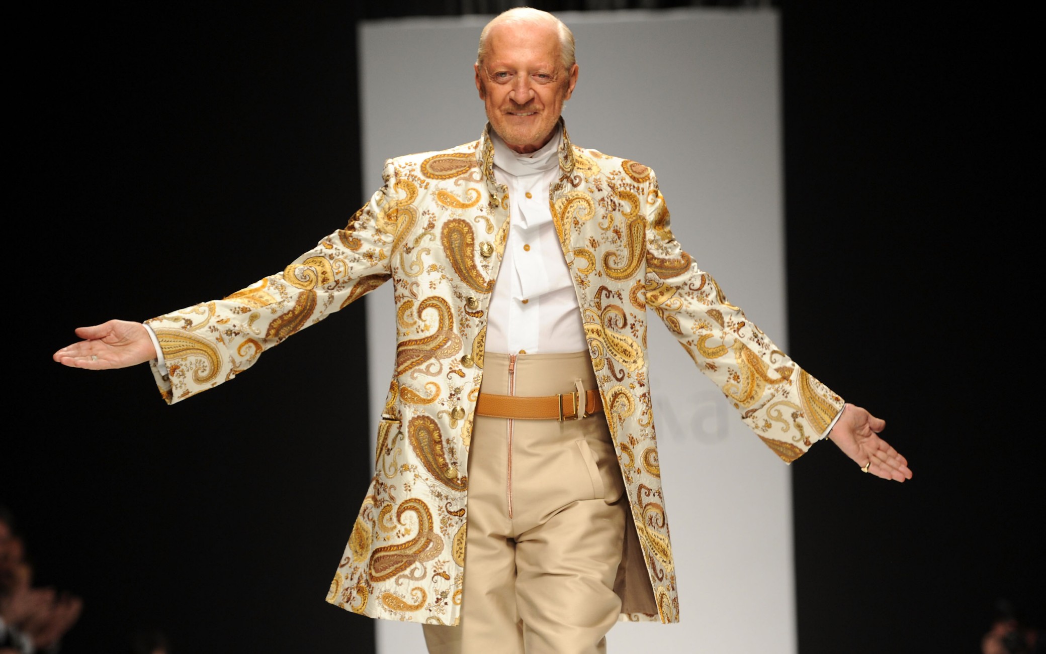 Lorenzo Riva, le sue creazioni fra vestiti di alta moda e abiti da ...