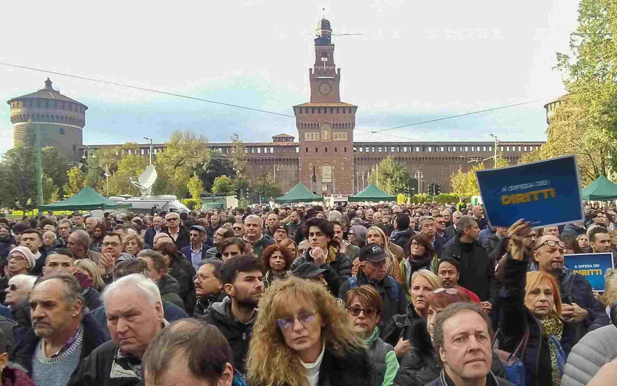Milano, in centinaia alle manifestazioni pro Palestina e pro Israele ...
