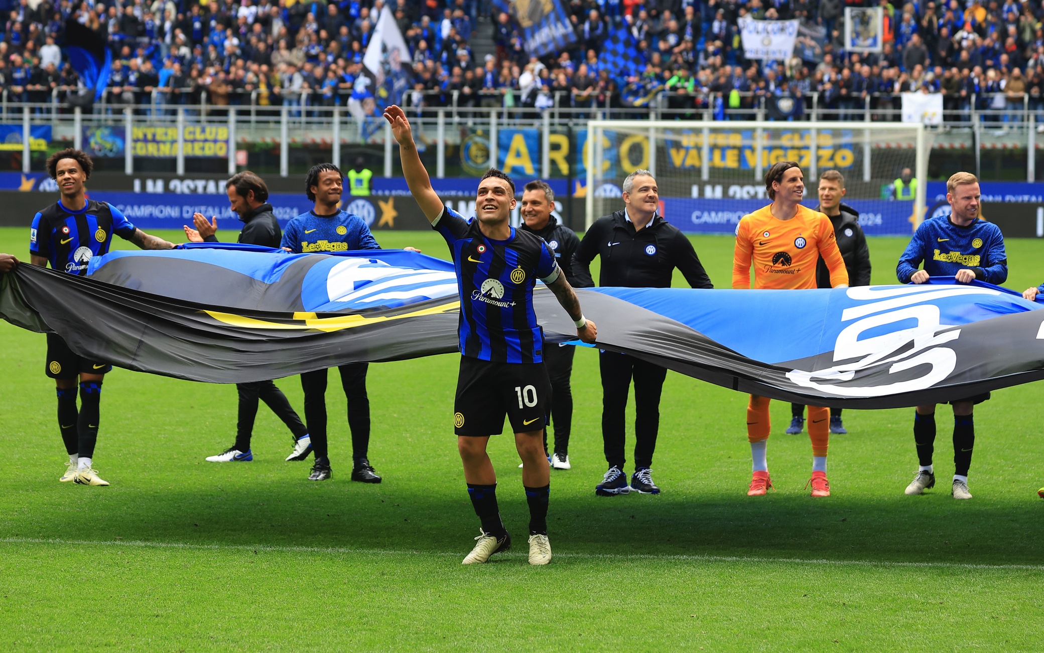 Festa scudetto Inter, a Milano la parata dei bus dei campioni d’Italia ...