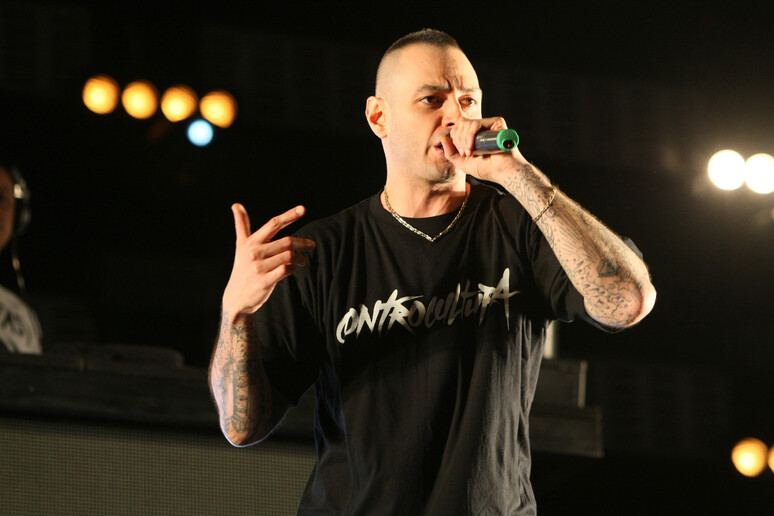 Fabri Fibra, esce il nuovo album Mentre Los Angeles brucia I Sky TG24