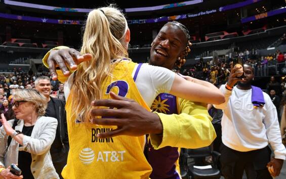WNBA, Jimmy Butler a bordo campo a Los Angeles: l'abbraccio con Cameron ...