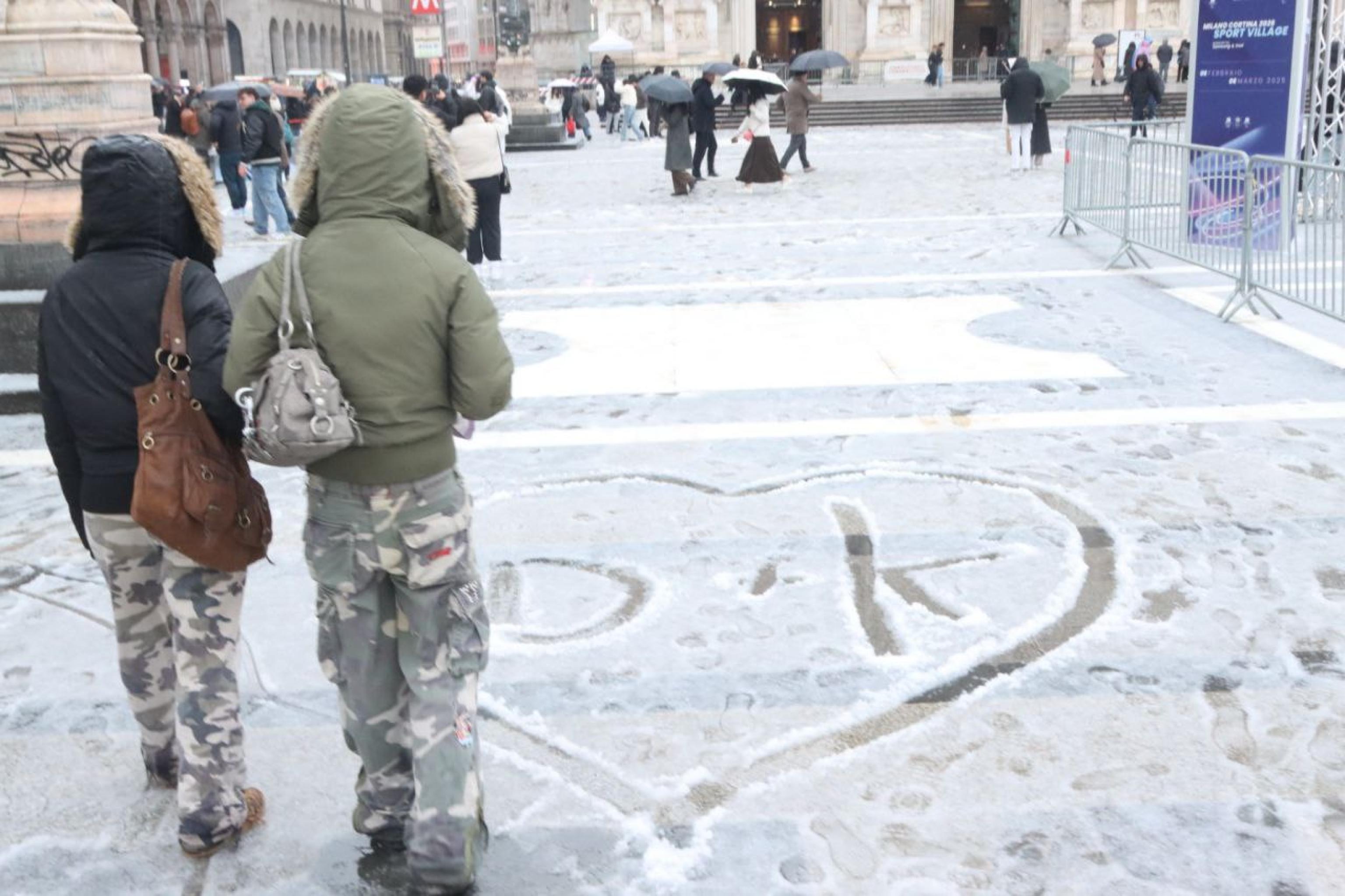 Grandinata su Milano, piazza del Duomo imbiancata. FOTO | Sky TG24