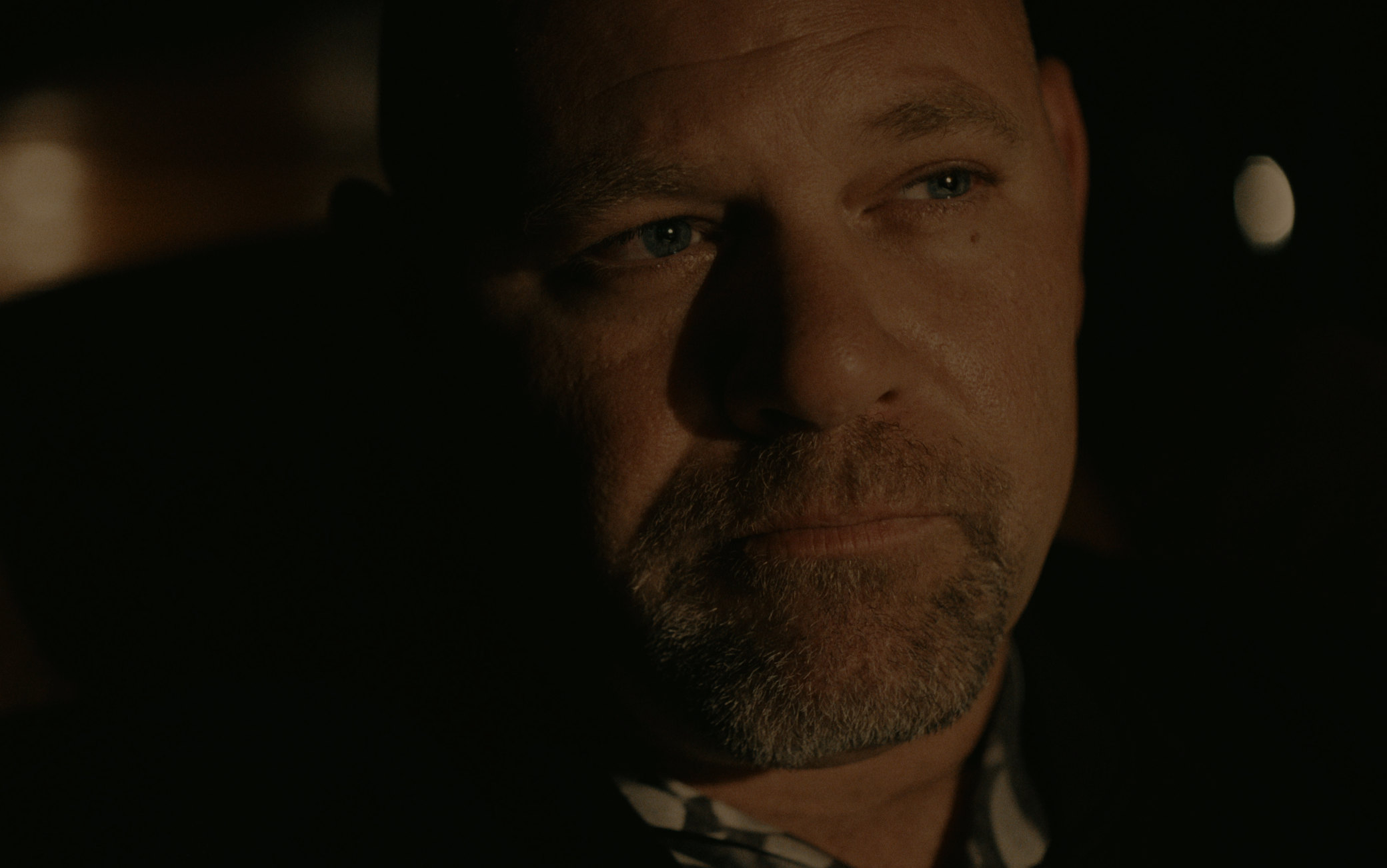 Reptile, il cast del film thriller con Benicio del Toro e Justin ...