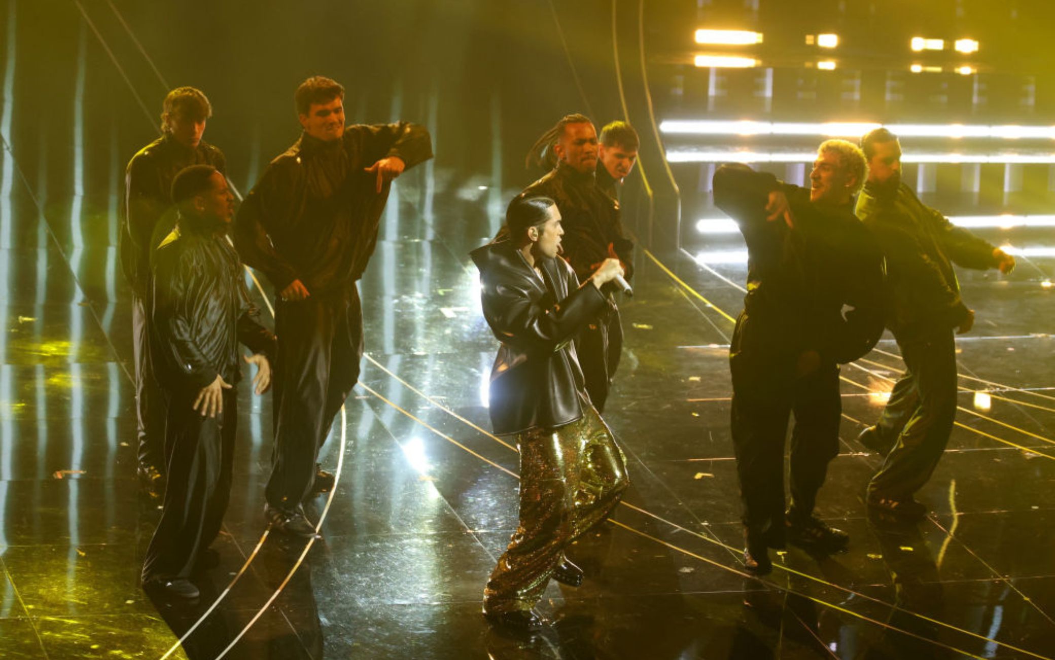 Tuta Gold, il tutorial del balletto di Mahmood, passo dopo passo. FOTO ...