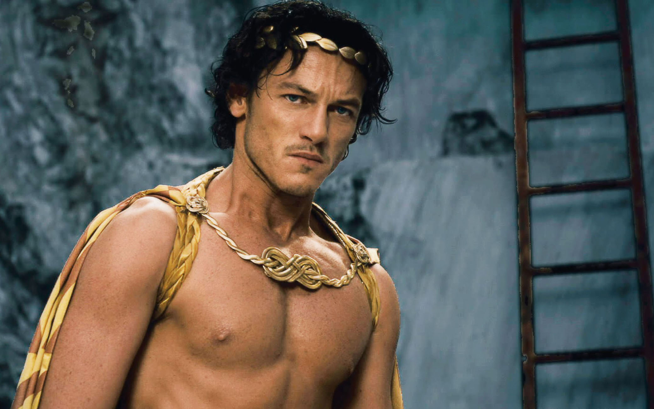 Luke Evans compie 45 anni. Da Zeus a Vlad III, da Bard a Gaston: i ...