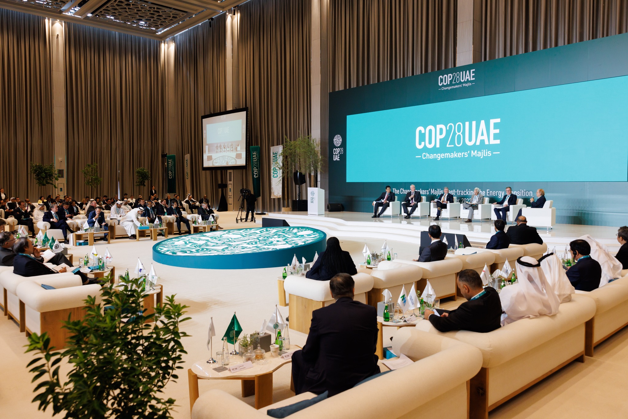 Cop28, nuova bozza di accordo: il testo alla prova della plenaria | Sky ...