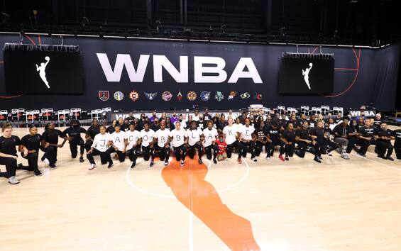 Jacob Blake, si ferma anche la WNBA: protesta con maglie con 7 fori ...