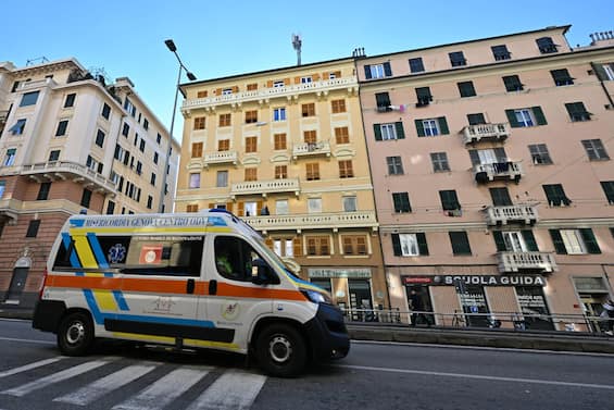 Genova, 2 sorelle cadono dal quarto piano: una è morta e l'altra è ...