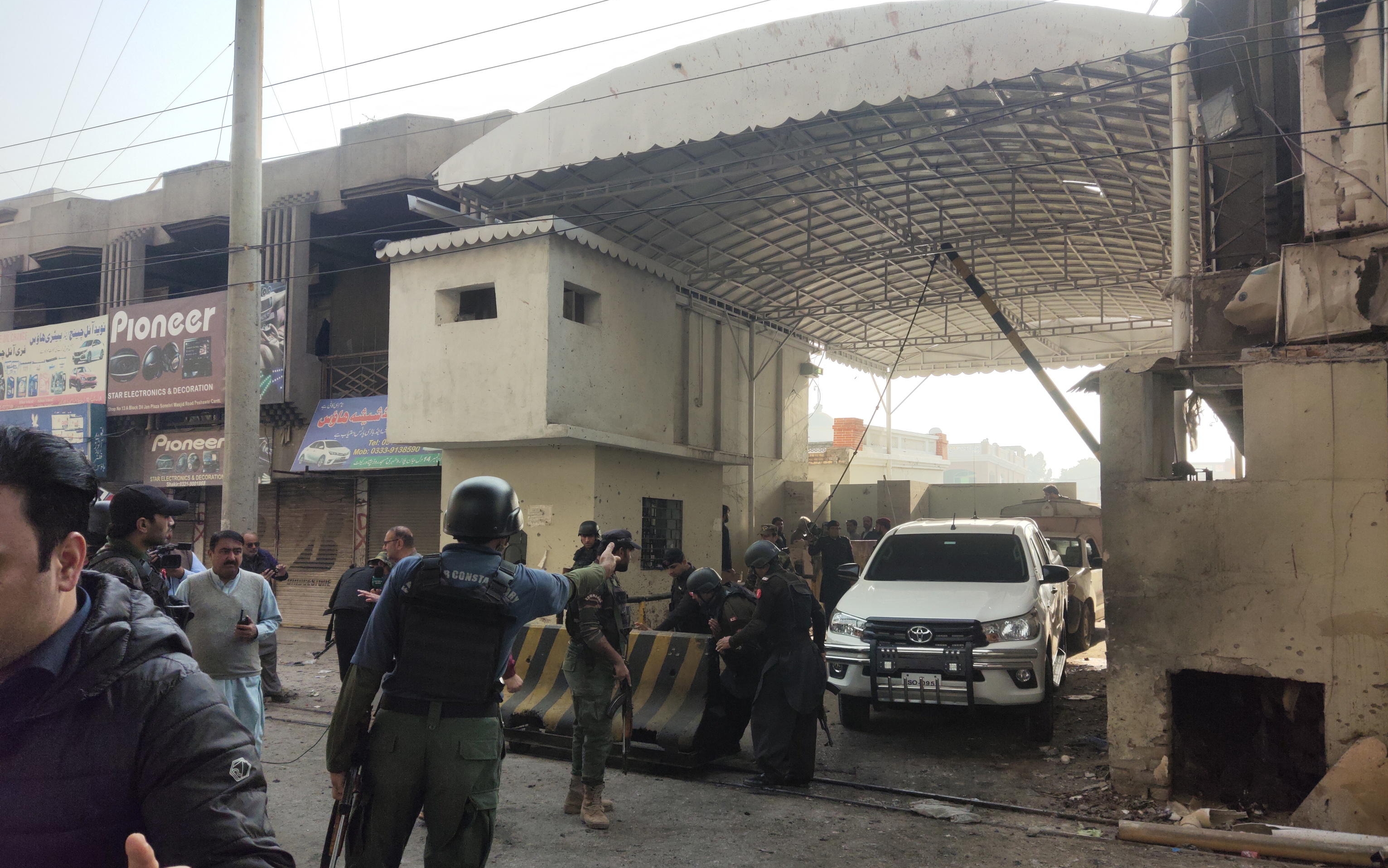 Pakistan, attentato al comando di polizia di Peshawar: ci sono vittime | Sky TG24