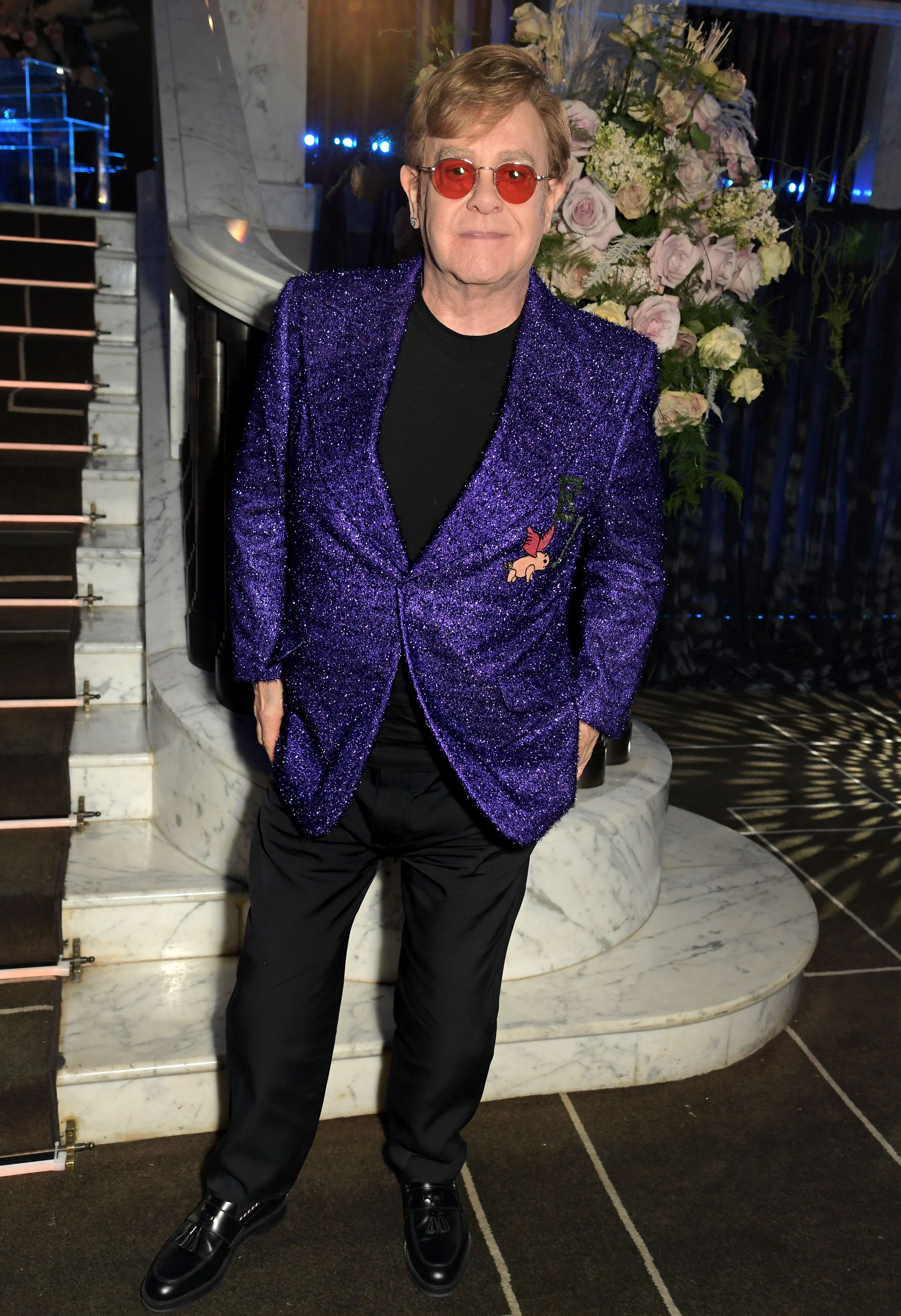 Elton John compie 76 anni: i suoi look più famosi. LE FOTO | Sky TG24