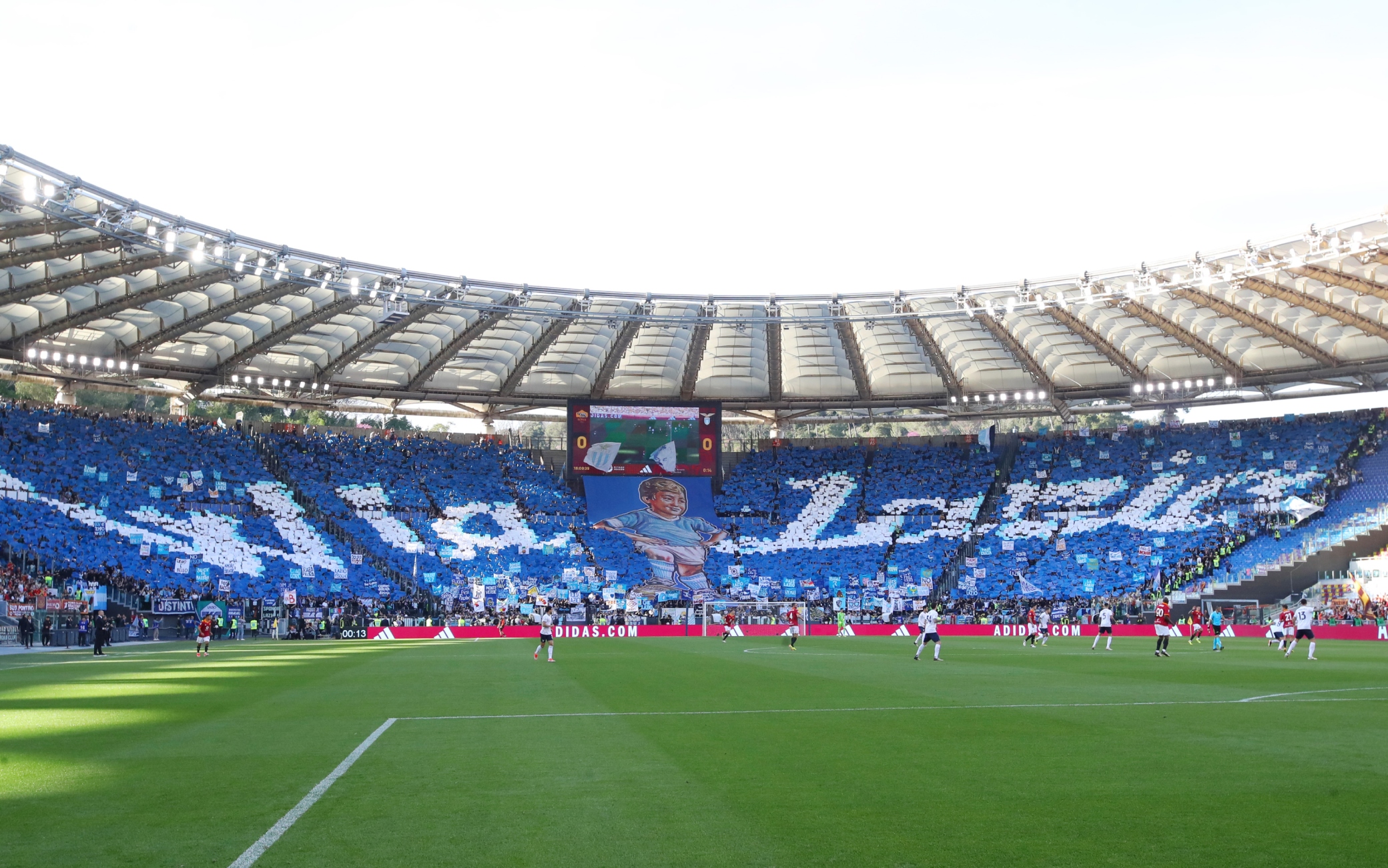 Roma Lazio, lo show delle coreografie sulle tribune. FOTO | Sky Sport