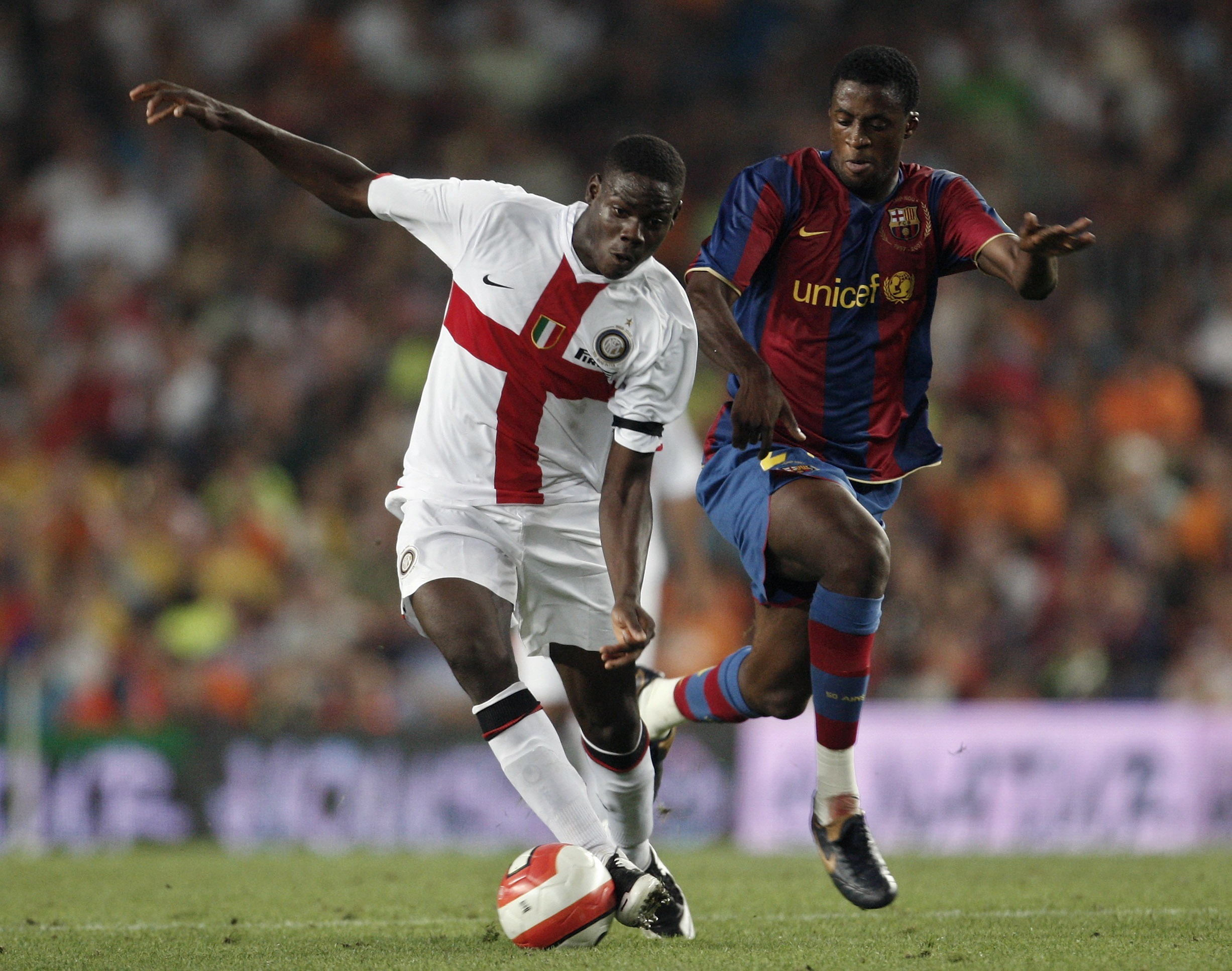 Balotelli al Genoa, ufficiale il ritorno in Serie A. Il club ...