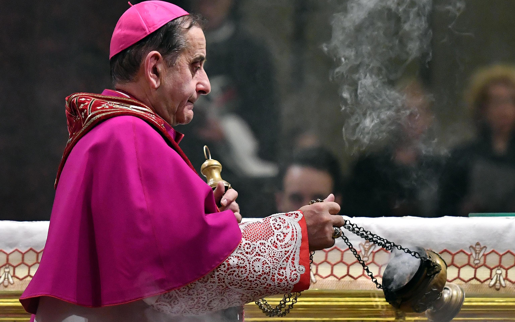 Chi è monsignor Mario Delpini, l'arcivescovo di Milano che celebra i ...