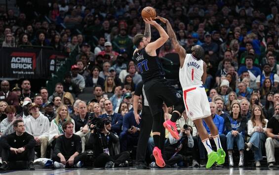 NBA, la magia di Luka Doncic contro James Harden: e anche il 'Barba' applaude. VIDEO | Sky Sport