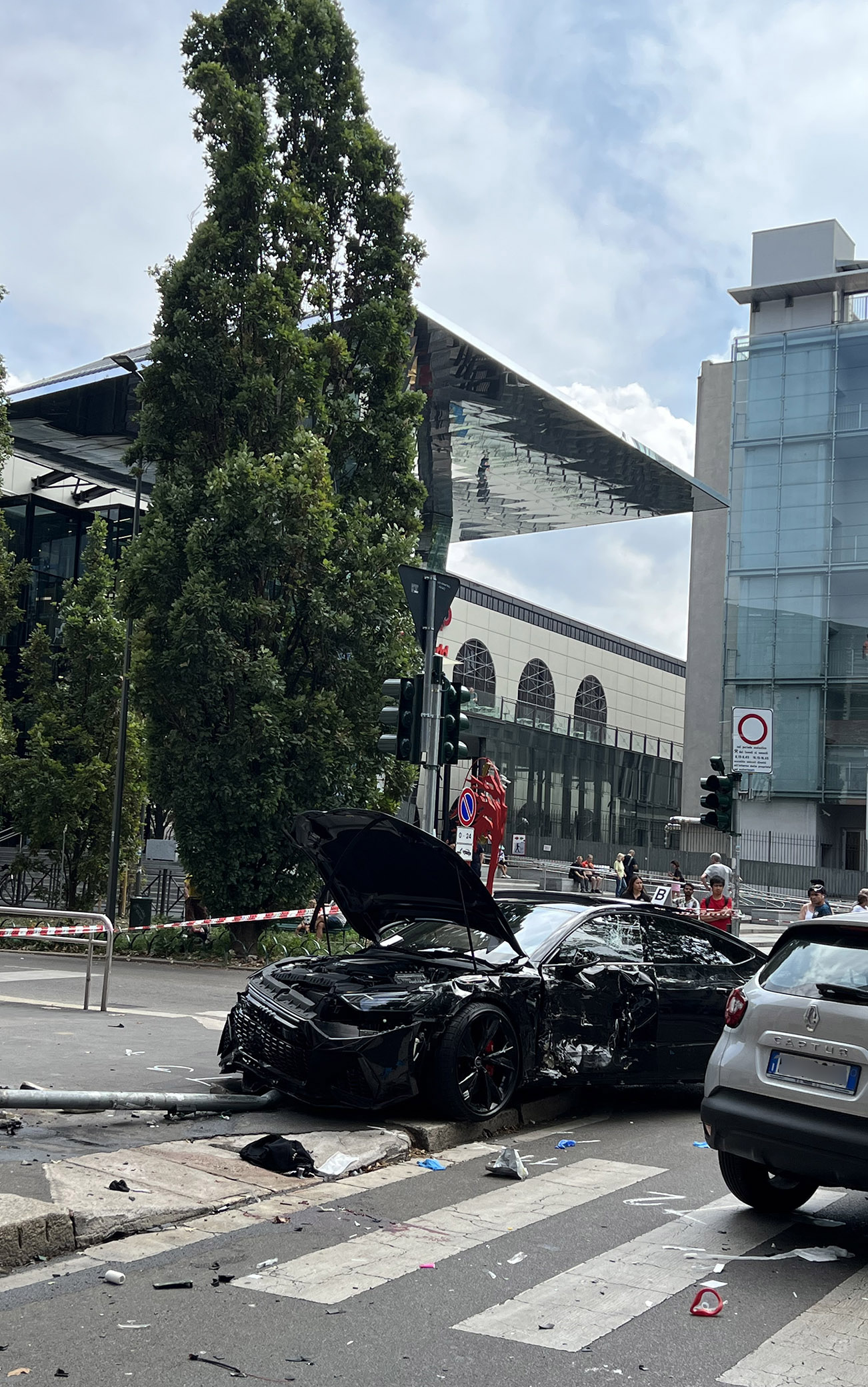 Incidente a Milano, auto si scontrano e travolgono un pedone: 3 feriti ...