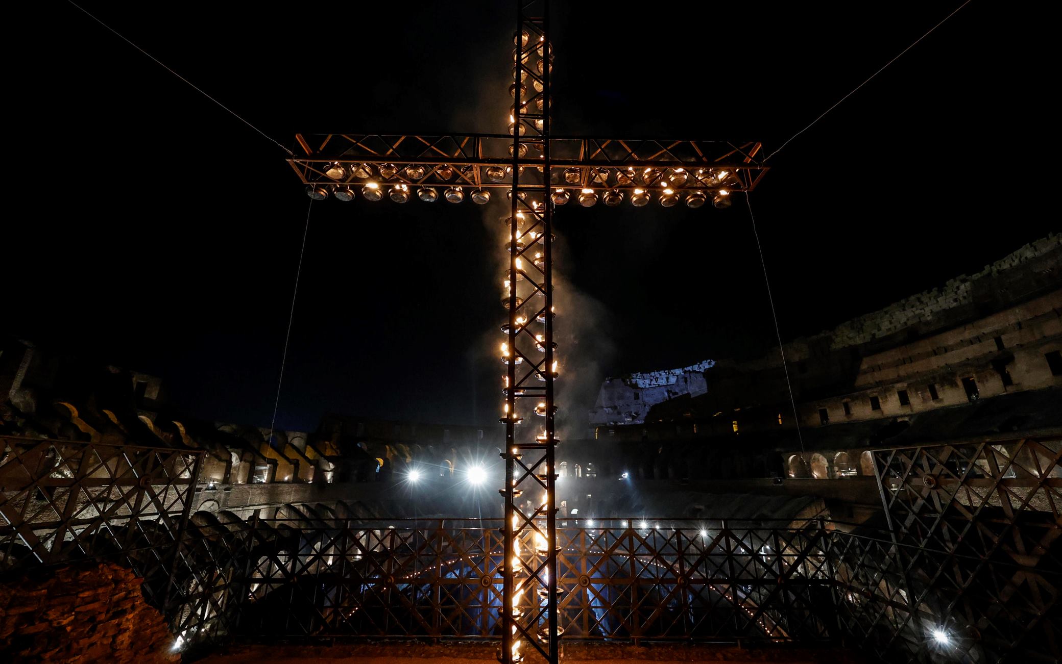 Via Crucis del Venerdì Santo al Colosseo, non c’è Papa Francesco. FOTO ...