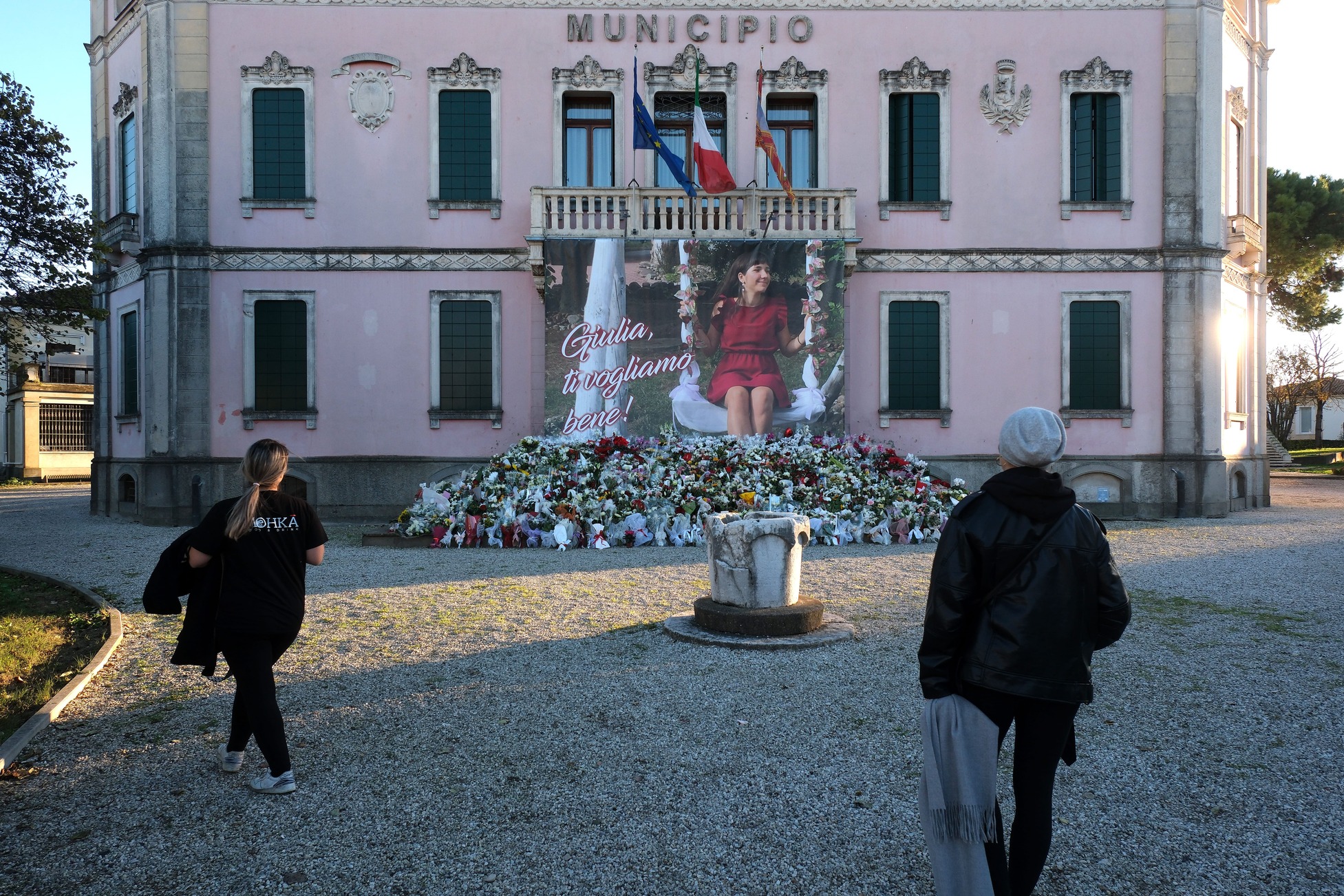 Giulia Cecchettin, murale a Vigonovo: 'Non smettere di dipingere il ...