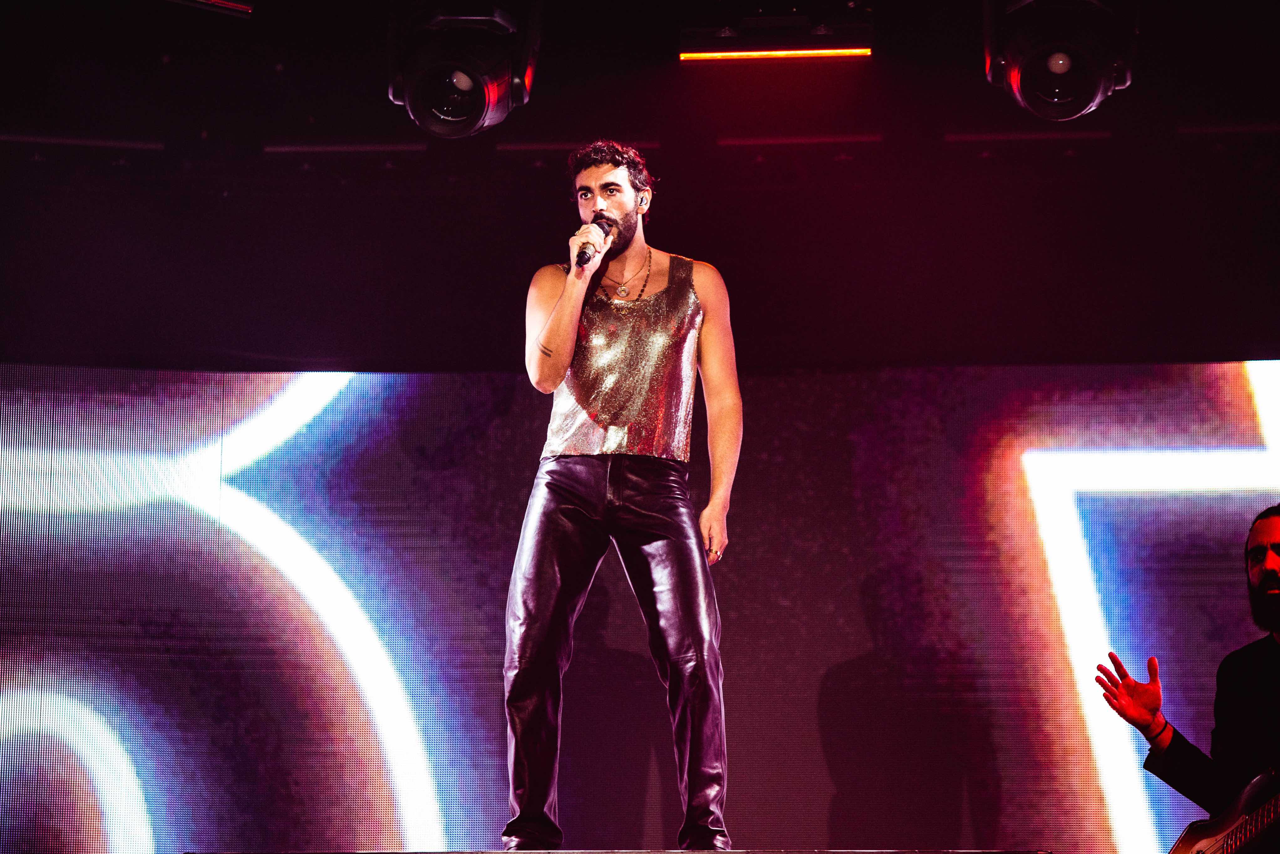 Marco Mengoni a Sanremo 2023 con la canzone Due vite, la sua storia da ...