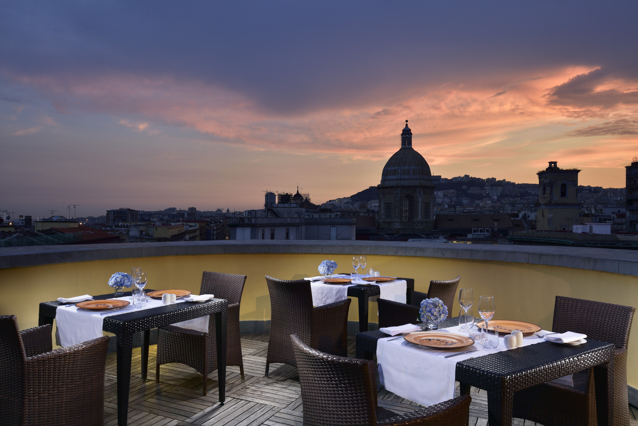 Aperitivo con vista, rooftop bar esclusivi a Napoli da provare nell ...