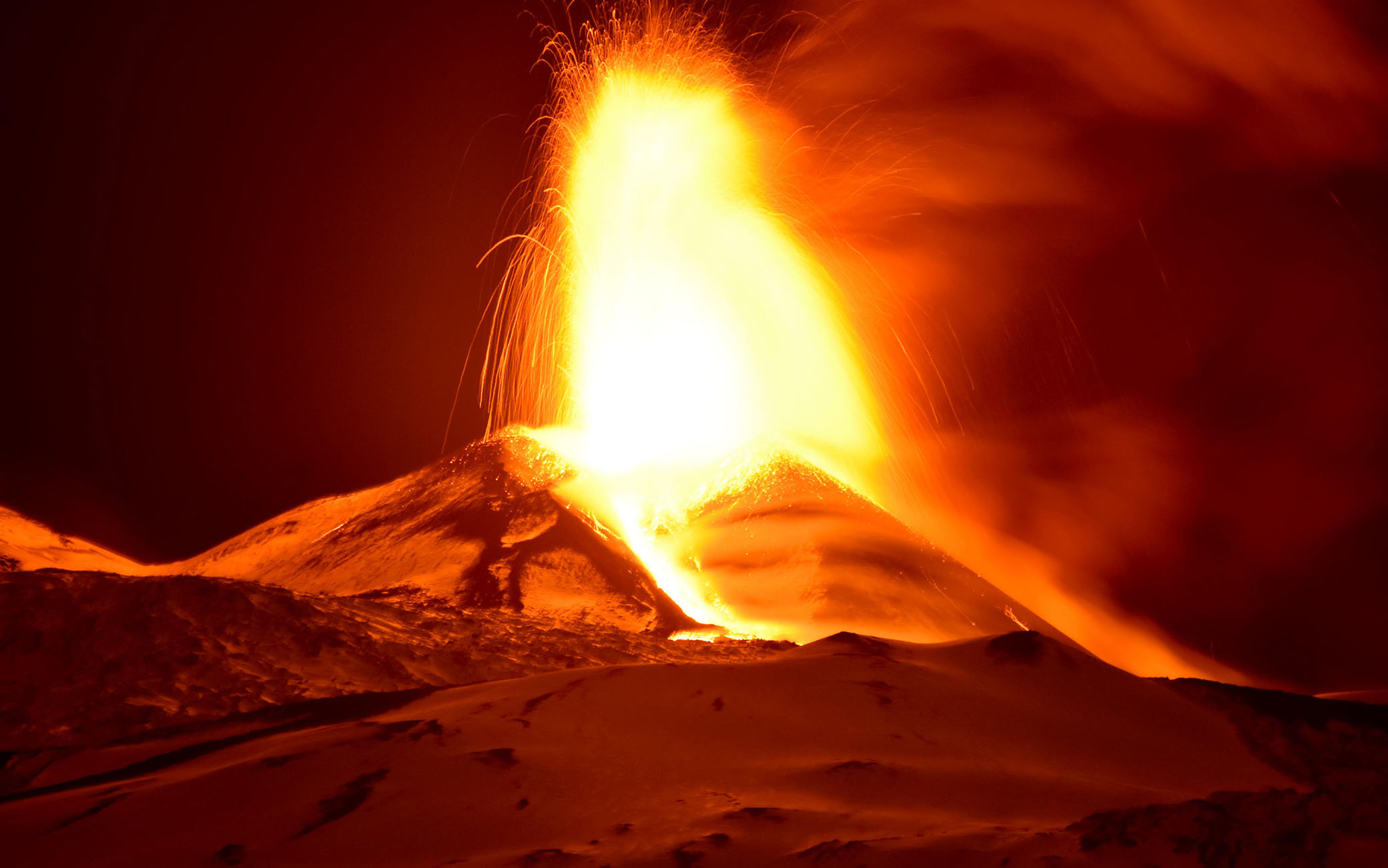 Eruzione dell'Etna, spettacolare fontana lavica dal cratere Sud-Est. FOTO | Sky TG24