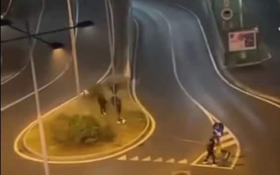 Settimo Torinese, tendono nastro in strada all'uscita di un sottopasso ...
