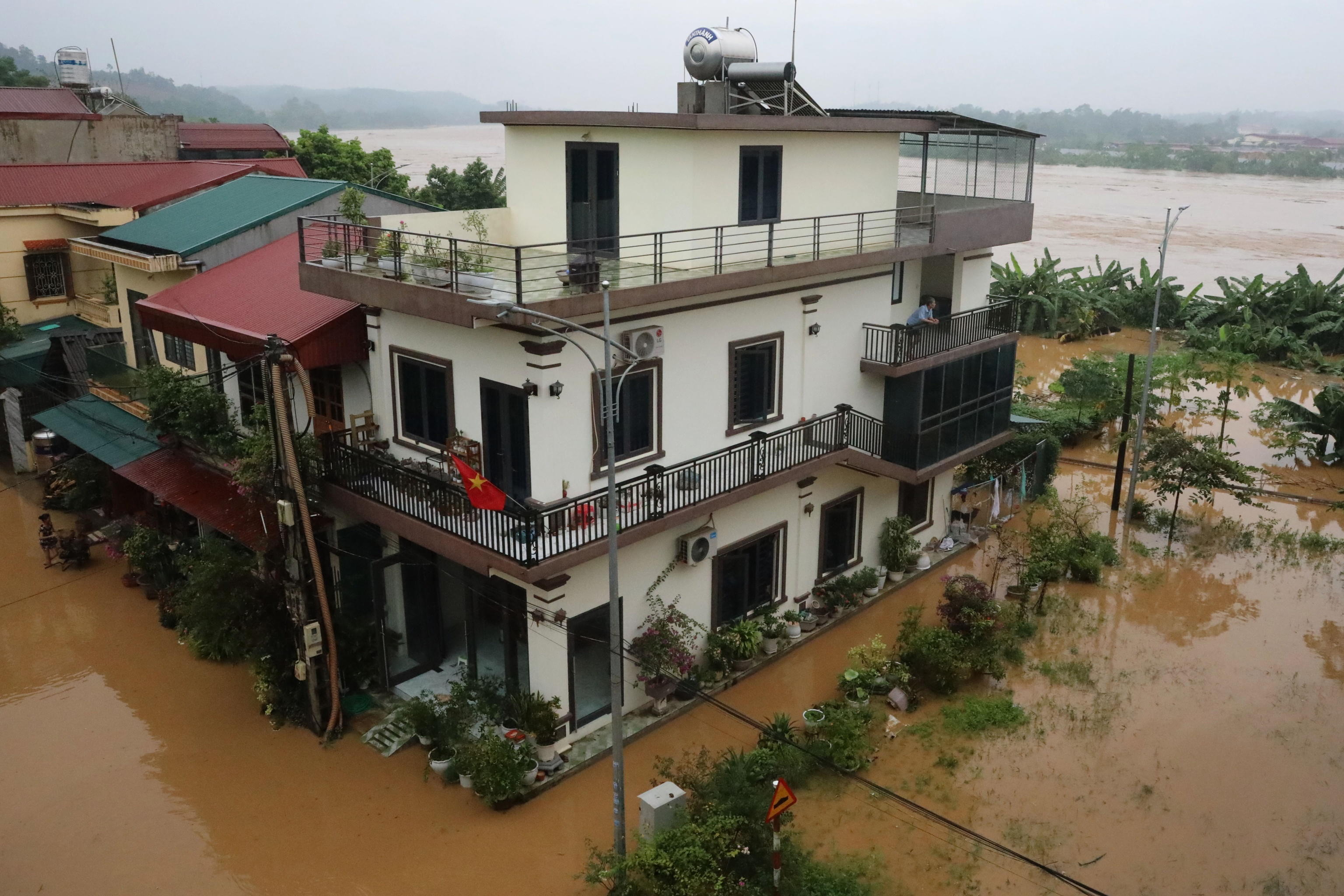 Il tifone Bebinca si abbatte su Shanghai, migliaia di persone evacuate ...