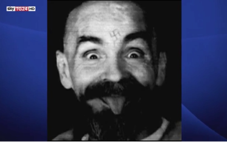La setta, gli omicidi, il carcere: chi era Charles Manson. FOTO | Sky TG24
