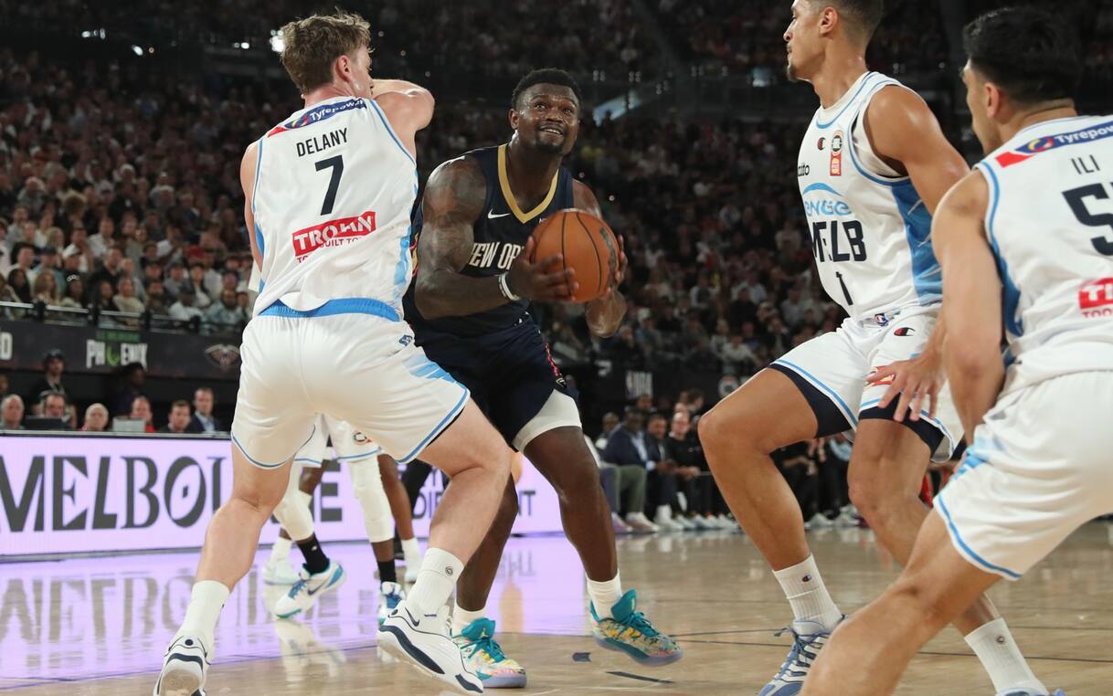 NBA Preseason, Zion danza tra gli avversari: canestro in acrobazia a ...