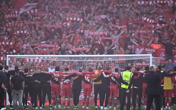 Liverpool Tottenham, l'inno con la squadra sotto la Kop. VIDEO | Sky Sport