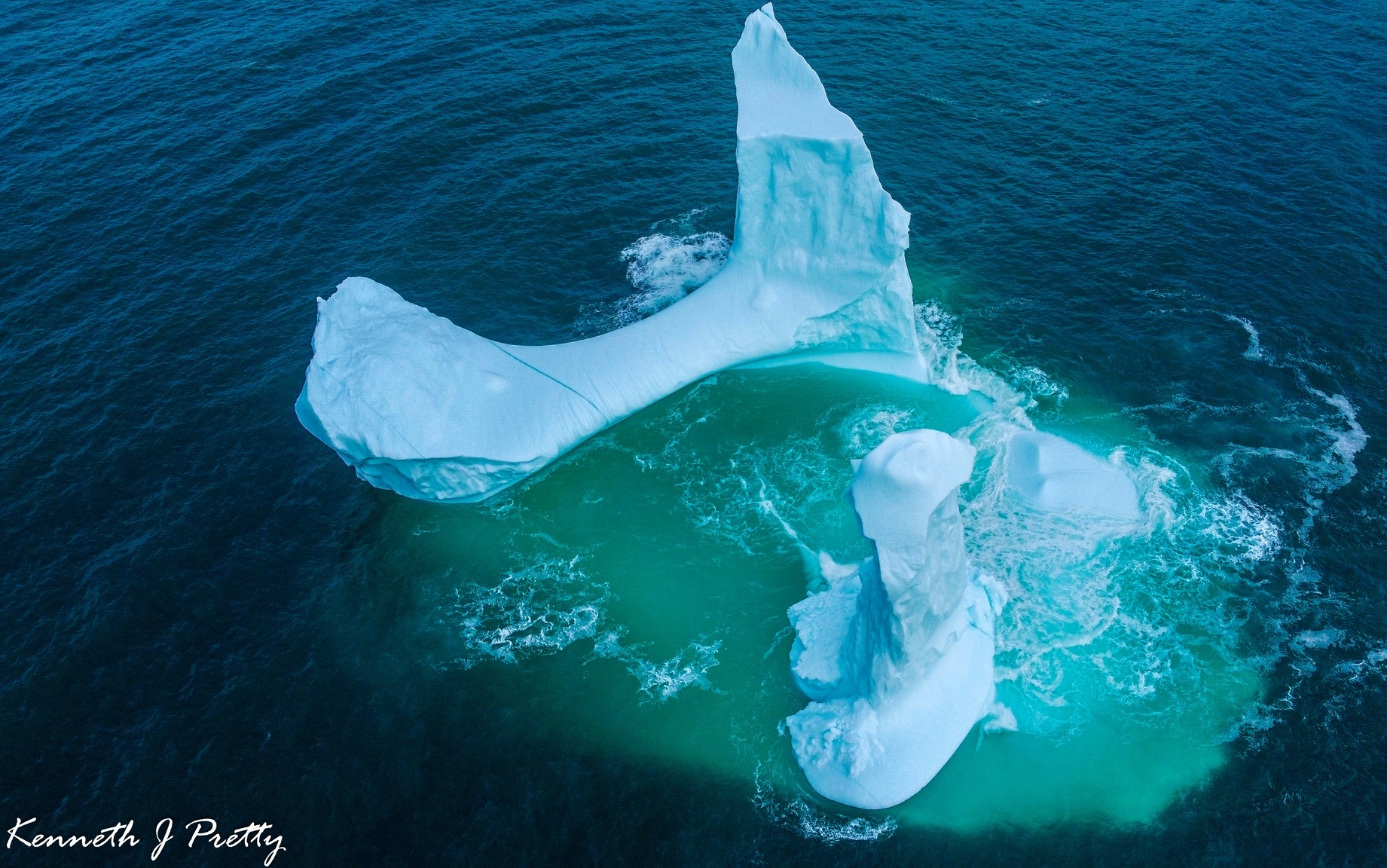 Un iceberg a forma di pene, la curiosa foto scattata sulle coste del ...