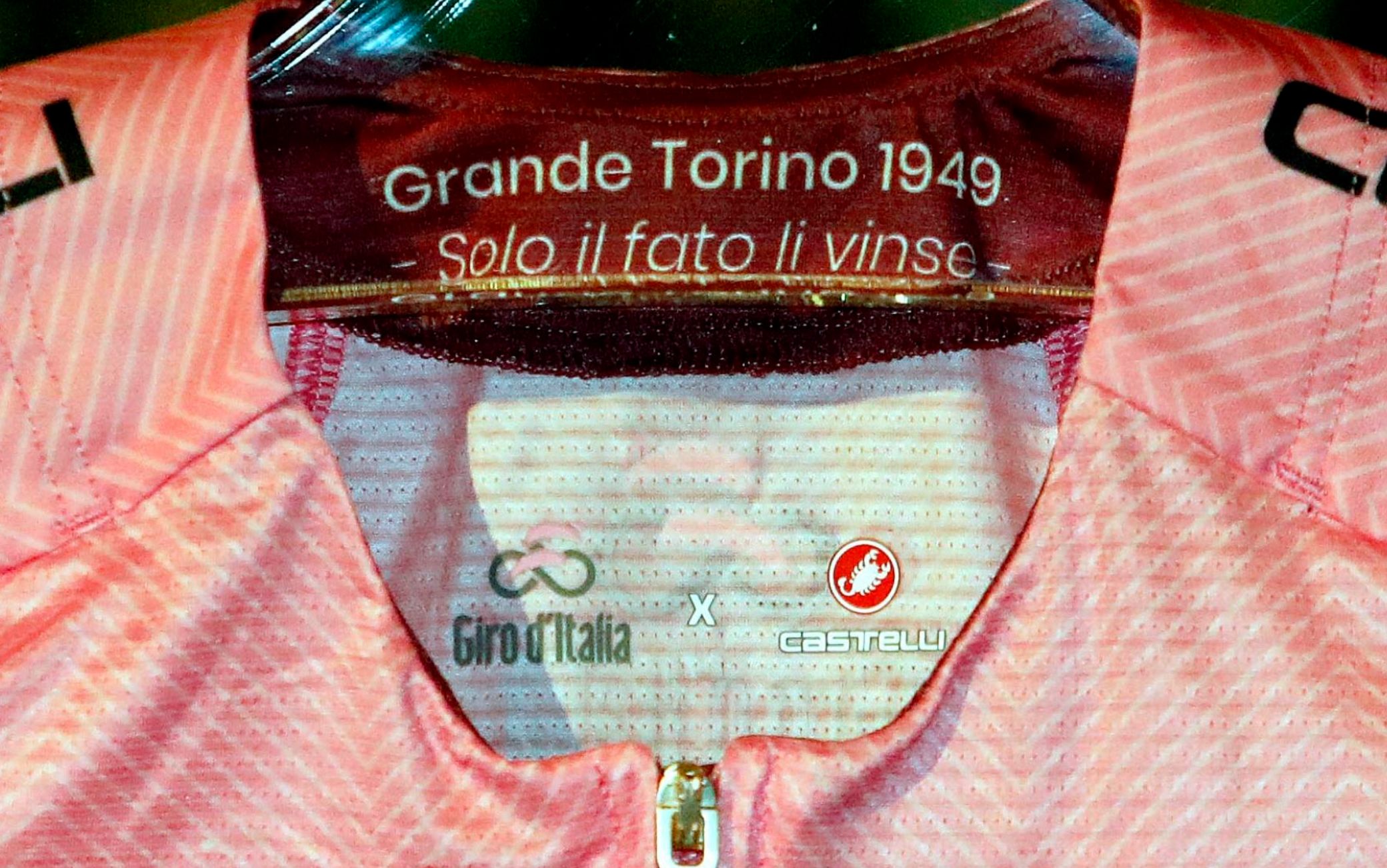 Giro d'Italia 2024, le foto della maglia Rosa con omaggio al Grande ...