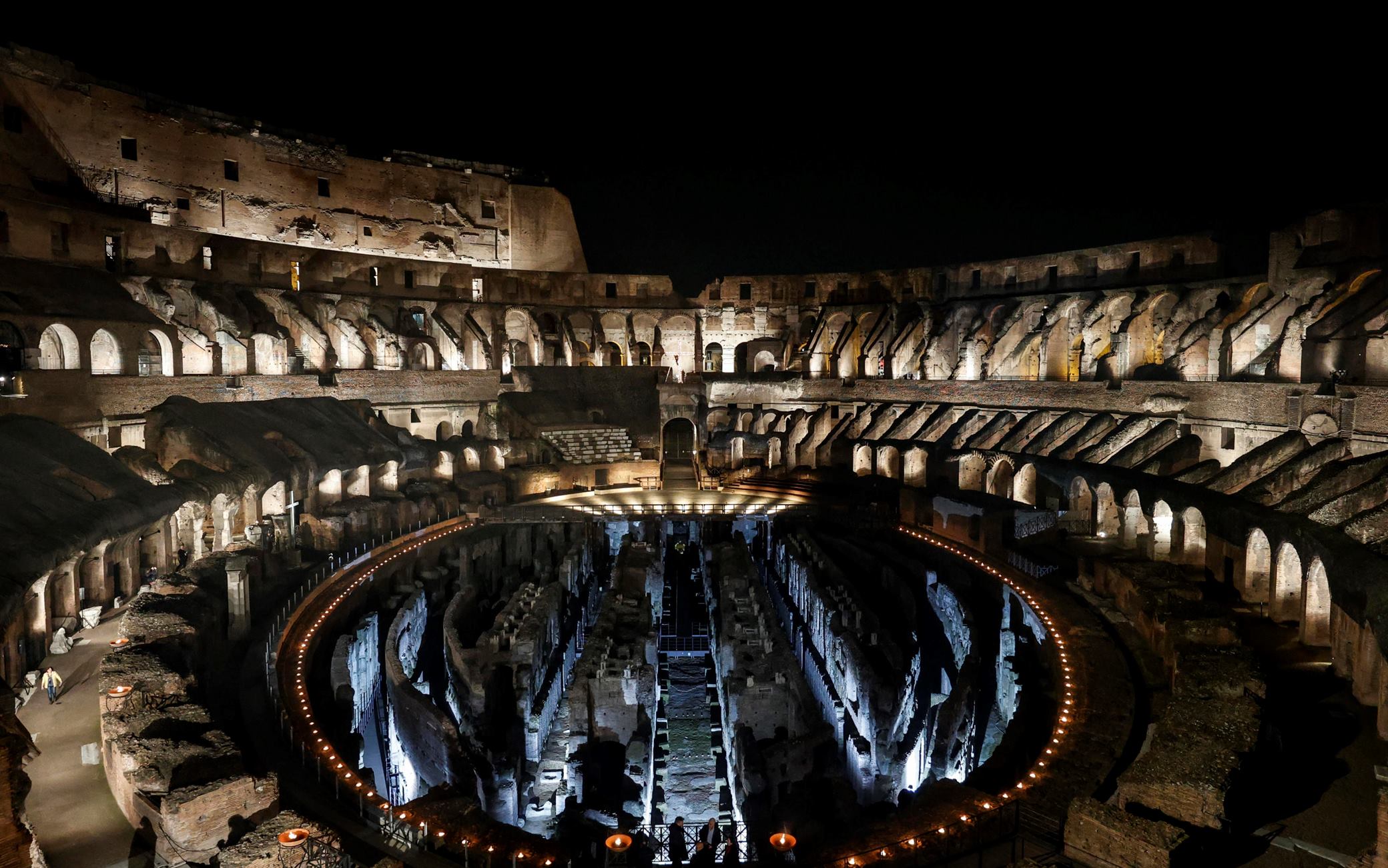 Via Crucis del Venerdì Santo al Colosseo, non c’è Papa Francesco. FOTO ...