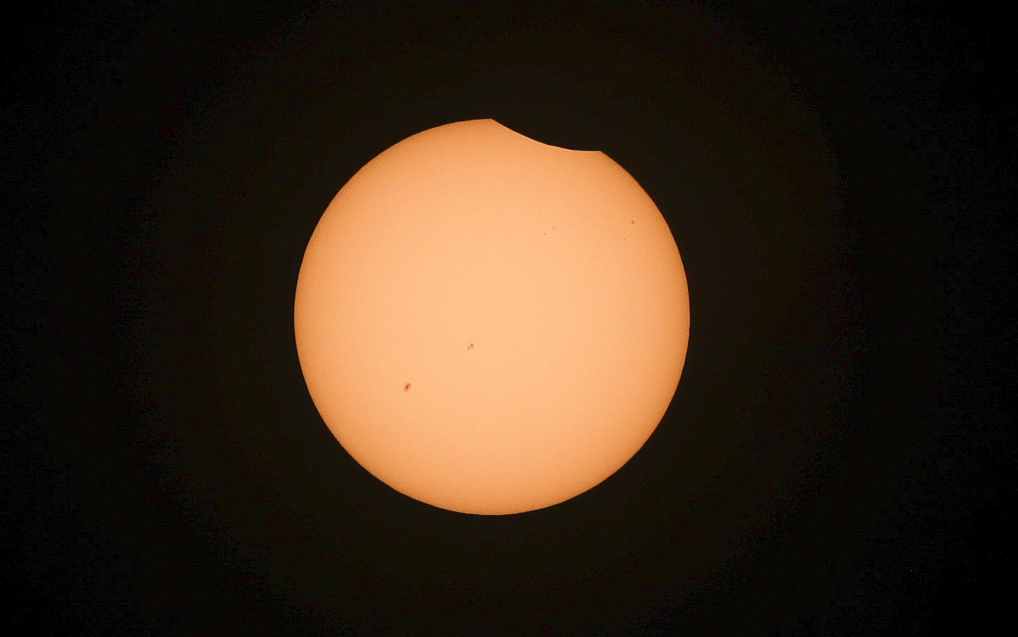 Eclissi solare, cos'è, perché si verifica e come si osserva | Sky TG24