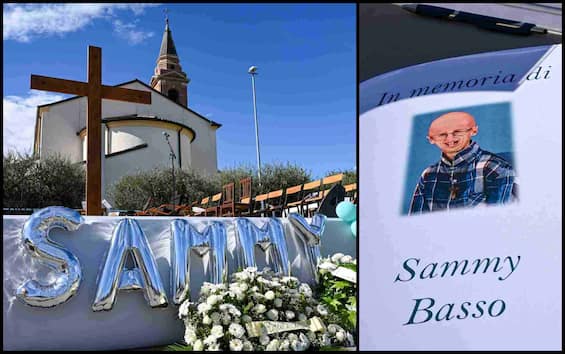 L'ultimo saluto a Sammy Basso, in migliaia ai funerali a Tezze sul ...