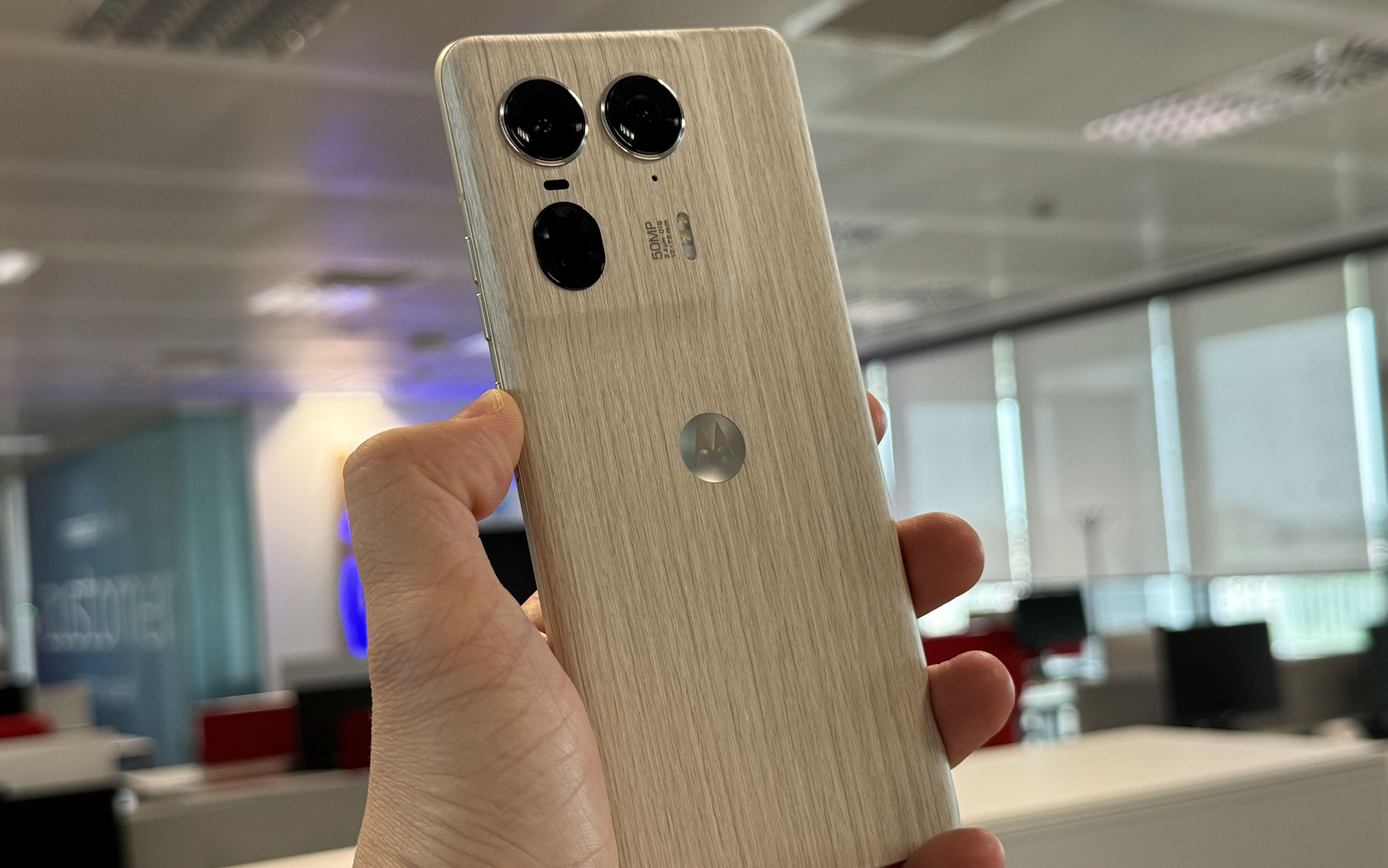 Motorola edge 50 ultra, smartphone in legno: prezzo, impressioni ...