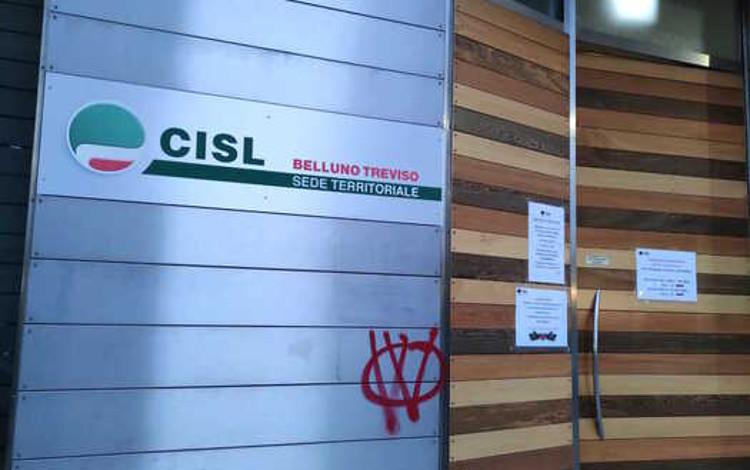 Simbolo no-vax tracciato all'ingresso della Cisl di Treviso | Sky TG24