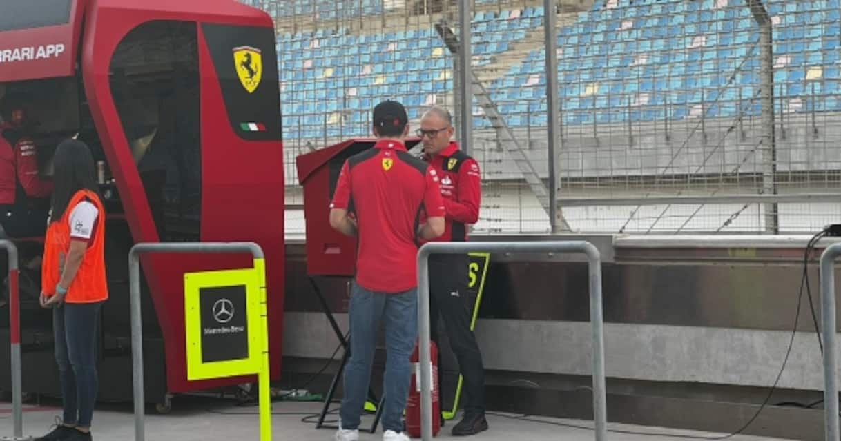 Ferrari, lunga chiacchierata di Leclerc con Sanchez (Head of Vehicle ...