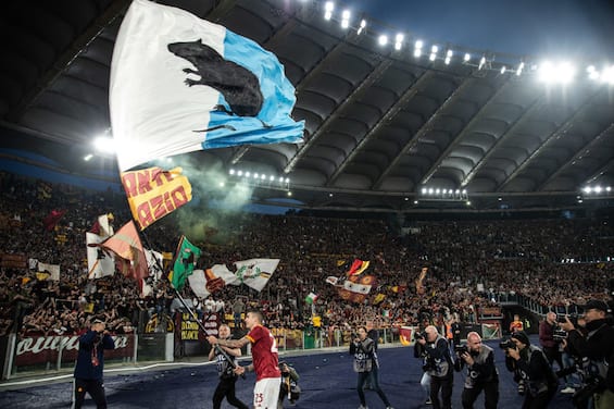 Derby Roma, Mancini sventola bandiera anti Lazio: procura Figc indaga ...