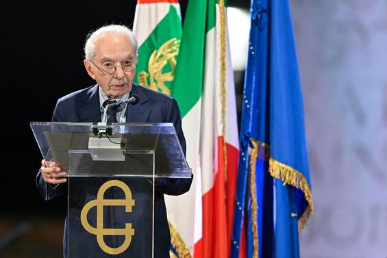 Giuliano Amato lascia la Consulta: il discorso all'ultima udienza | Sky ...