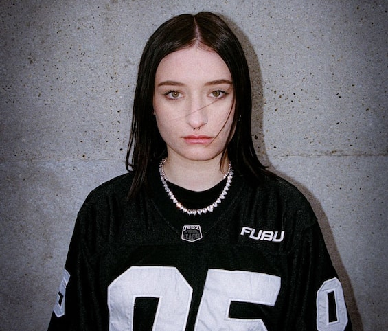 Sally Cruz, la fuga dal senso di vuoto lascia dei Lividi