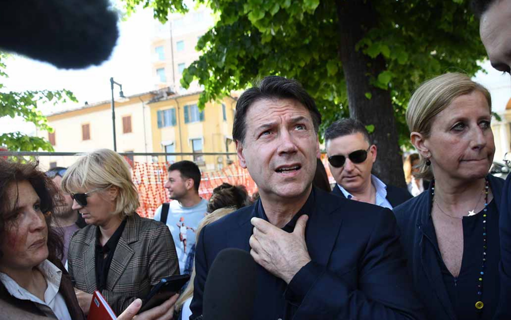 Giuseppe Conte colpito da un No Vax a Massa, le immagini dell ...