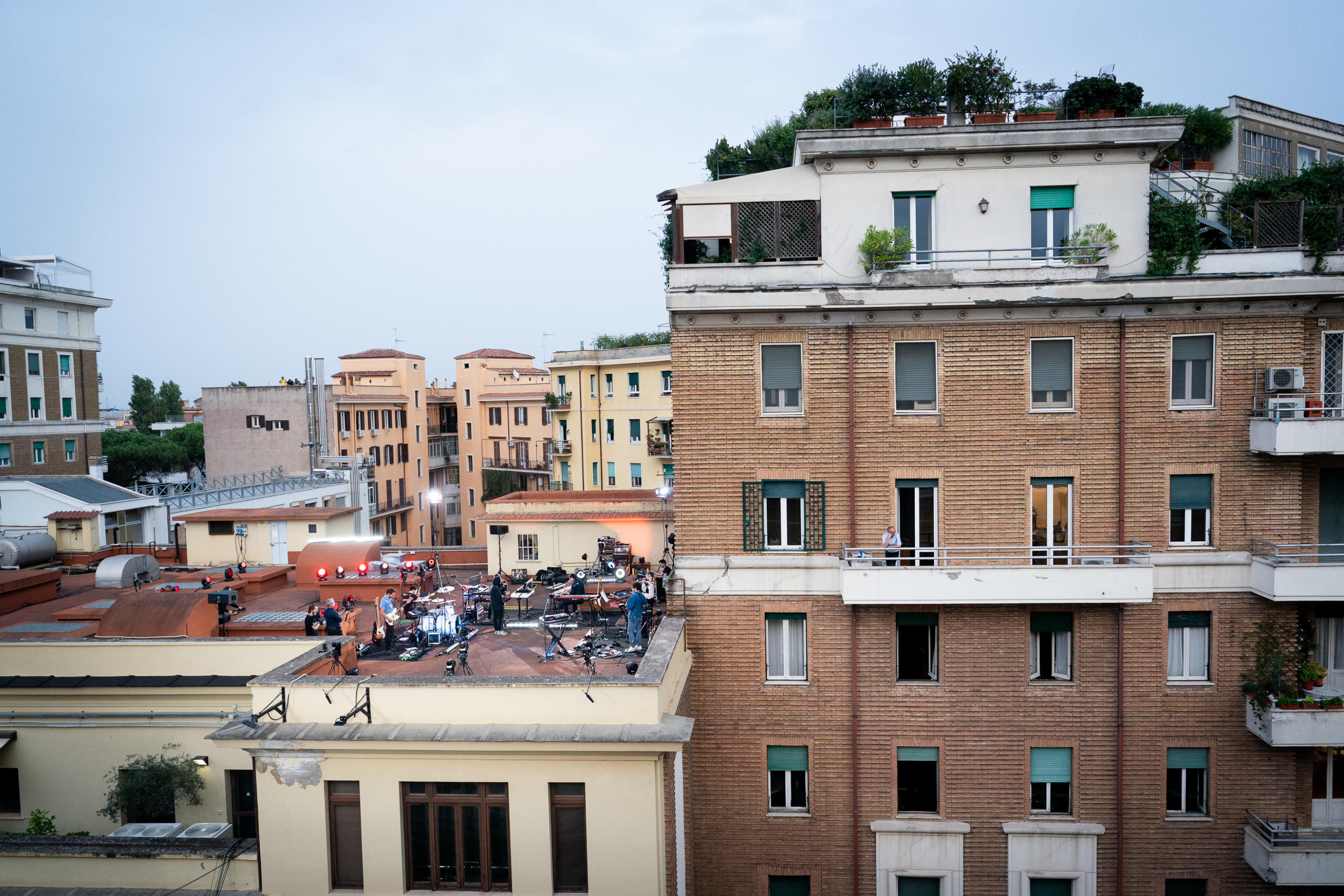 Calcutta, concerto a sorpresa sul tetto della sede Rai a Roma. FOTO ...