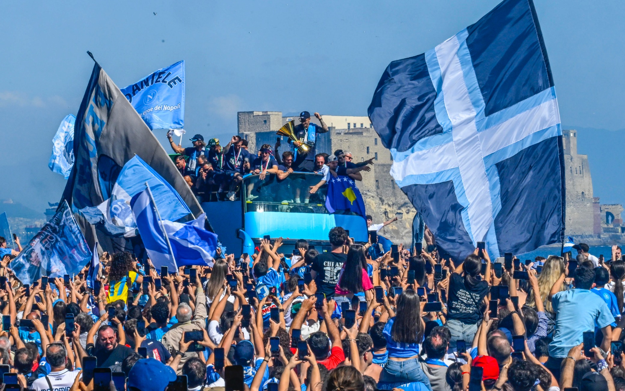 Festa scudetto Napoli, la parata dei giocatori sul bus scoperto | Sky TG24