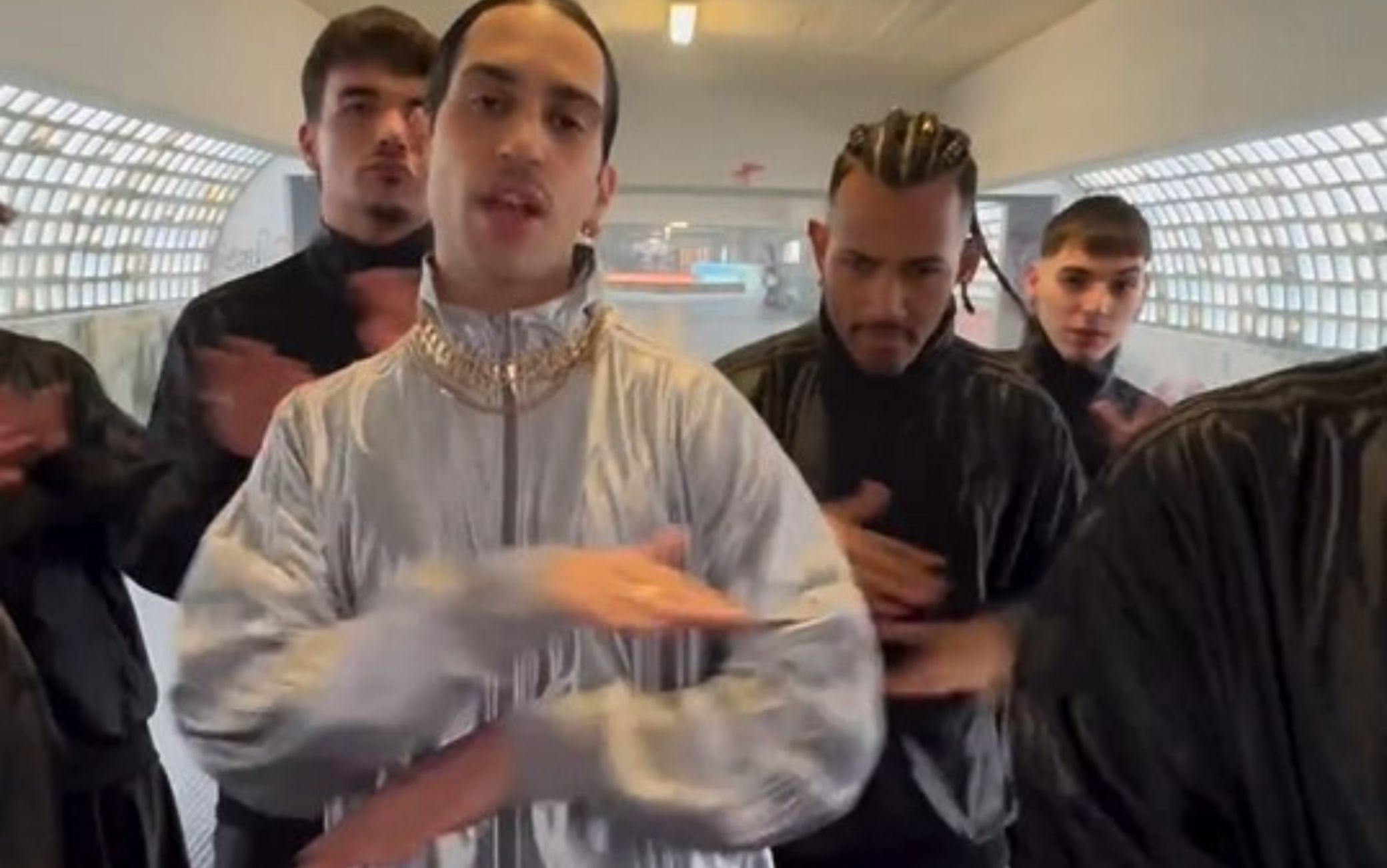 Tuta Gold, il tutorial del balletto di Mahmood, passo dopo passo. FOTO ...