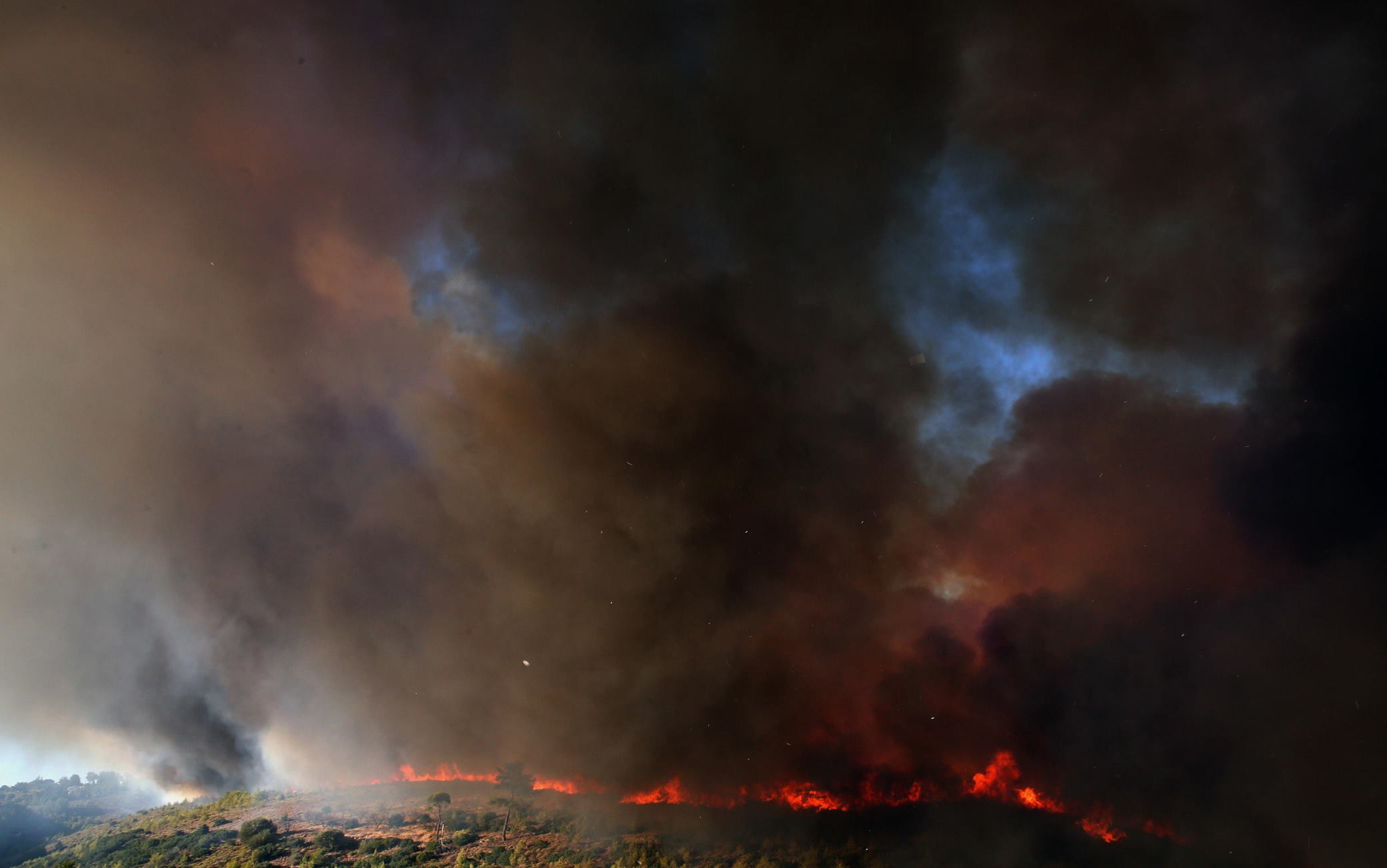 Grecia, ancora incendi. Case in fiamme, evacuate diverse località ...