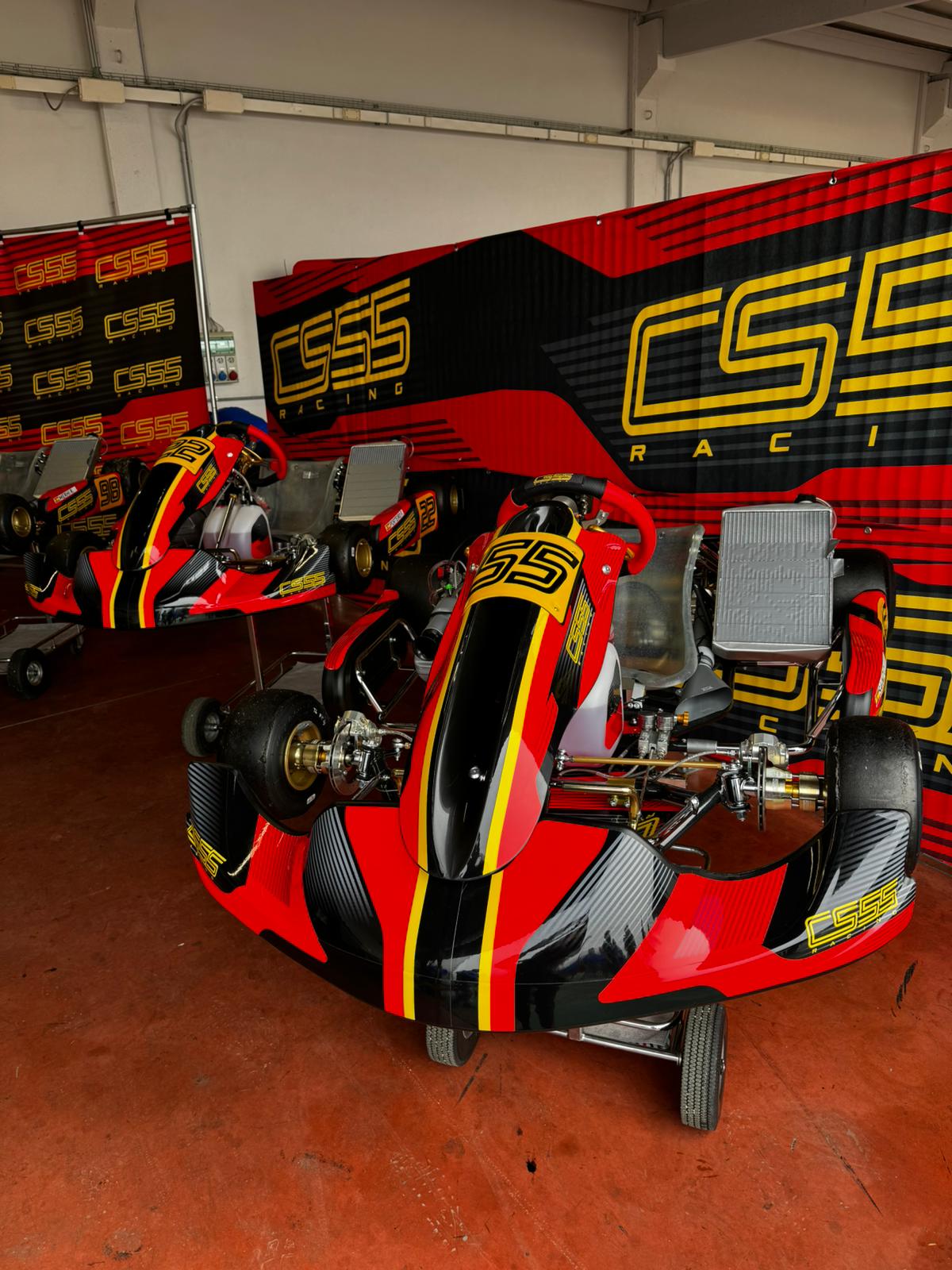 Carlos Sainz, il pilota della Ferrari presenta il suo nuovo kart con ...